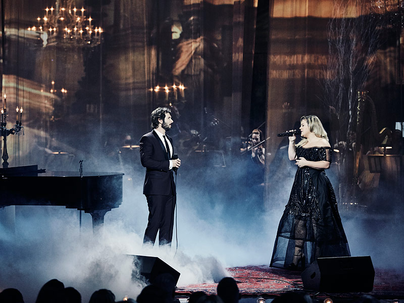 Kelly Clarkson and Josh Groban Perform Phantom of the Opera's Kelly Clarkson and Josh Groban Perform Phantom of the Opera's