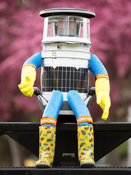 Video Surfaces of HitchBOT's Destruction in Philadelphia : People.com